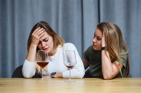 Dos Mujeres Jóvenes Felices Son Amigas Con Vino Disfrutando De Una