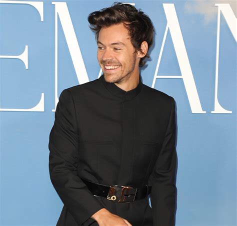 Harry Styles é flagrado vendo jogo do Brasil após chegar em São Paulo