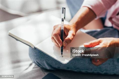 계획 또는 일기 쓰기를 위해 노트북에 글을 쓰는 사람의 클로즈업 포부에 대한 스톡 사진 및 기타 이미지 포부 쓰기 필기 Istock