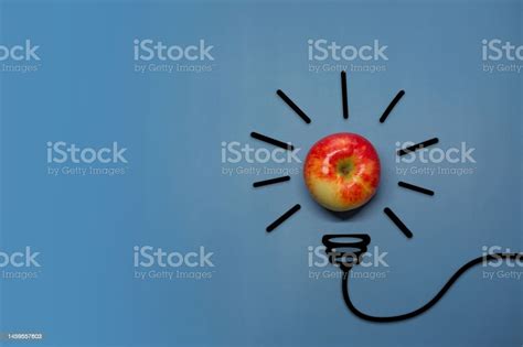 창의적 사고 아이디어와 혁신 개념 파란색 배경에 전구 기호가 있는 사과 공입니다 건강한 식단을위한 시간 건강한 생활방식에 대한