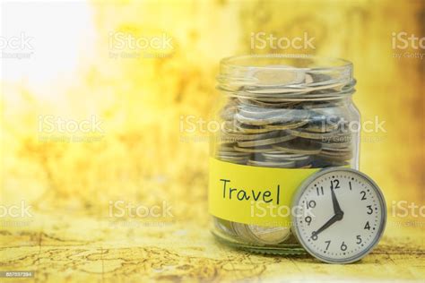 여행 시간과 저장 개념입니다 전체 여행 단어와 빈티지 옐로우 라벨 메모와 함께 명확한 병에서 동전의 Wolrd에 시계 라운드 개념에 대한 스톡 사진 및 기타 이미지 Istock