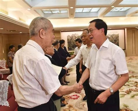 浙江省委书记车俊看望浙江首届省“医师终身荣誉”称号获得者，恭喜我市钟杏菊获此殊荣人民大会堂