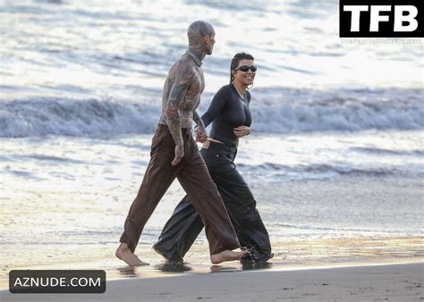 Kourtney Kardashian Sexy Seen Flaunting Her Hot Figure Alongside Travis Barker Celebrating Their