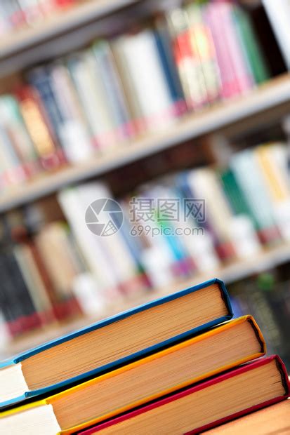 图书馆里五颜六色的书堆插画图片下载 正版图片503647840 摄图网