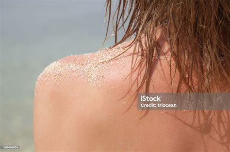 해변에서 여자의 머리 젖은 머리는 이미지를 닫습니다 소금에 절인 바다 물과 태양 여름 헤어 케어 개념으로 인한 모발 손상 35