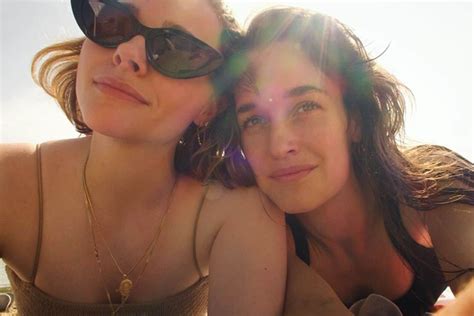 ¡chloë Grace Moretz Y Kate Harrison Hacen Oficial Su Compromiso