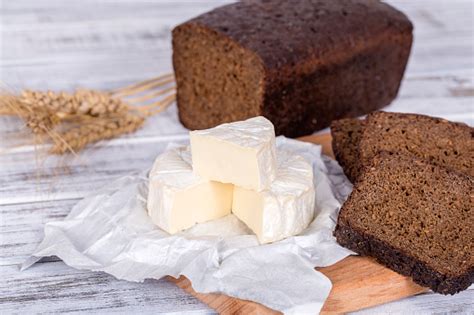 브리 치즈의 유형입니다 카망베르 치즈입니다 신선한 브리 치즈와 검은 빵 나무 보드에 조각 이탈리아 프랑스 치즈 가정 주방에 대한 스톡 사진 및 기타 이미지 Istock