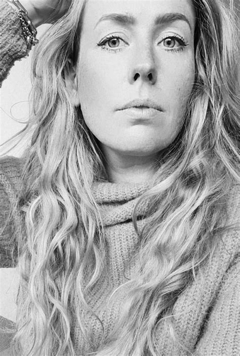 Ik Zit Schuin Tegenover Hem In Gesprek Naar Achter Leunend In Mijn