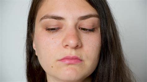 Une Femme Fait De La Gymnastique Pour Les Yeux Exercices Pour