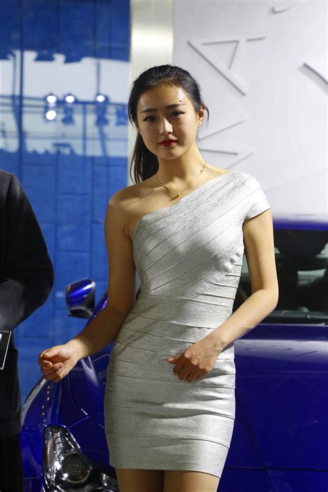 听说美女车模和豪车更配哦！搜狐汽车搜狐网