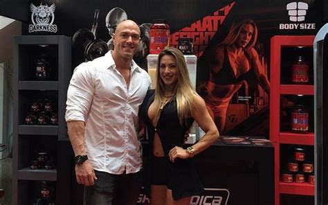 Michelly Crisfepe Ostenta Músculos E Decote Em Evento Fitness Com O