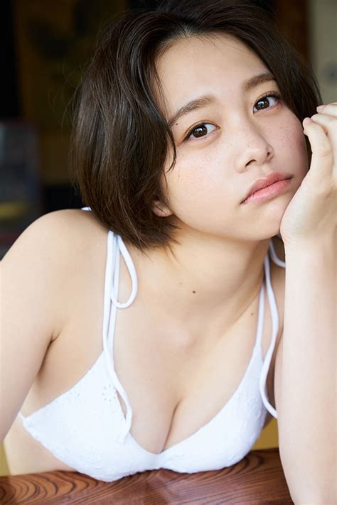 グラビア界で今注目の日本一可愛い女子高生 新田あゆな 1月は5誌に登場快進撃が止まらない エイベックスポータル avex