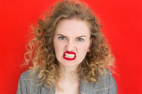 비명 증오 분노 감정적인 여자는 빨간 스튜디오 배경에 화가 감정적 젊은 얼굴 웹 배너 표현력 있는 얼굴 감정 20 29세에 대한