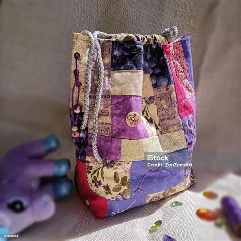 패치워크 아트 드로스트링 백 핸드메이드 텍스타일 디자인 지속 가능한 예술 유니콘 장난감 공예에 대한 스톡 사진 및 기타 이미지 Istock