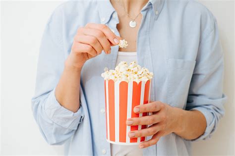 흰색 배경 위에 여자에 의해 개최 재활용 종이 줄무늬 양동이에 팝콘 러시아에 대한 스톡 사진 및 기타 이미지 러시아 먹기