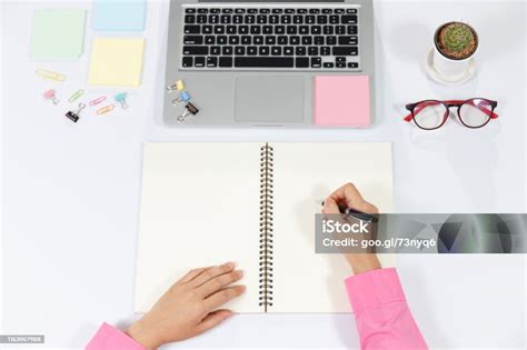 흰색 배경에 노트북 안경 스티커 메모 선인장 및 문구 항목과 노트북에 쓰는 여성의 손의 상단보기 개념에 대한 스톡 사진 및 기타
