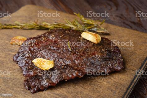 나무 테이블에 나뭇 가지 로즈마리와 쇠고기 스테이크 0명에 대한 스톡 사진 및 기타 이미지 0명 갈비 음식 고기 Istock
