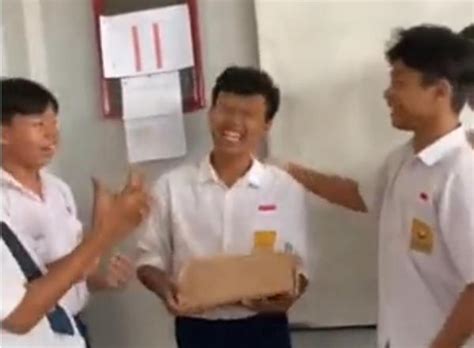 Siswa Smpn 3 Kota Tasikmalaya Urunan Beli Sepatu Baru Untuk Temannya