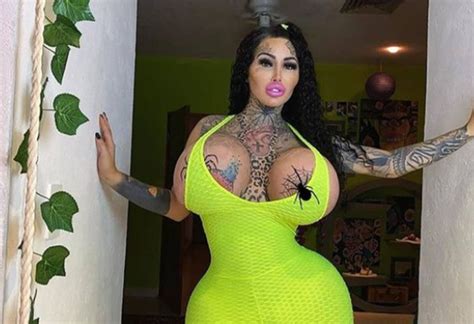 Dünyanın en büyük vajinasına sahip olmak isteyen Instagram fenomeninden