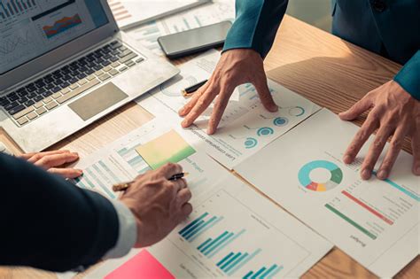 성공적인 팀워크의 결과를 보여주는 차트와 그래프에 대해 논의하는 사업가들 팀워크의 투자 결과의 성장을 보여주는 차트와 그래프 닫기 개인 장식품에 대한 스톡 사진 및 기타