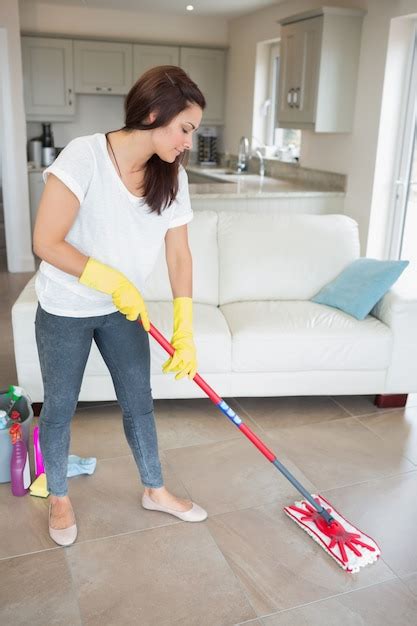 Mulher Esfregando O Chão Da Sala De Estar Foto Premium