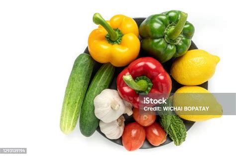 검은 접시에 신선한 과일과 야채 유기농 식품 비건 식품 개념 면역 증폭을 위한 건강한 식단 맨 위 보기입니다 0명에 대한 스톡