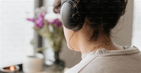 헤드폰을 끼고 창밖을 내다보는 여자 사진 Unsplash의 블루투스 이어폰 이미지