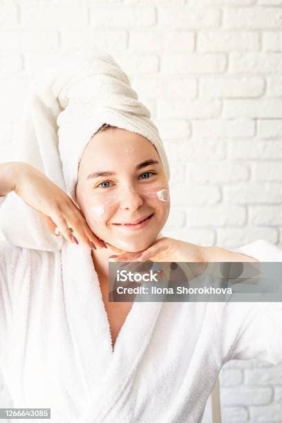 행복한 젊은 백인 여자 에 화이트 목욕 수건 적용 얼굴 크림 에 홈 20 24세에 대한 스톡 사진 및 기타 이미지 20 24세 가정 생활 거울 Istock