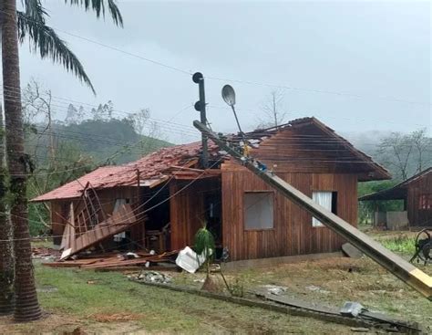 Temporal Destelha Casas E Derruba Fios De Alta Tensão Em Cidade Do Vale