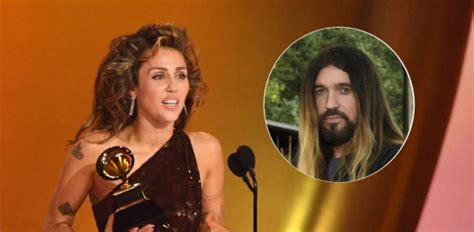 Miley Cyrus Arriesga Con Un Vestido De Imperdibles En Los Grammy