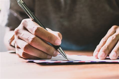 집에서 종이에 편지를 쓰고 펜을 들고 학생의 아시아 젊은 사업가 개념에 대한 스톡 사진 및 기타 이미지 개념 공란 공부 Istock