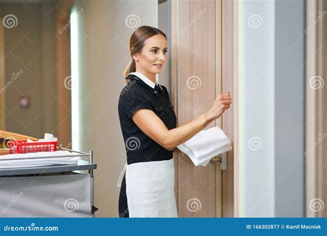 Una Empleada Tocando La Puerta En El Pasillo Del Hotel Imagen De