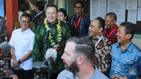 Elon Musk Installs Starlink At Bali Health Center Confusing Indonesian