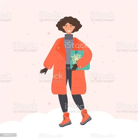 축제 시즌 쇼핑에 참석 하는 겨울 옷에 긍정적인 젊은 여자 만화 여성 캐릭터 선물 상자의 운반 유색 축제 사람 새해 크리스마스 벡터 플랫 일러스트레이션 감정에 대한 스톡