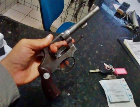 Homem é preso em flagrante após efetuar disparos de arma de fogo em via