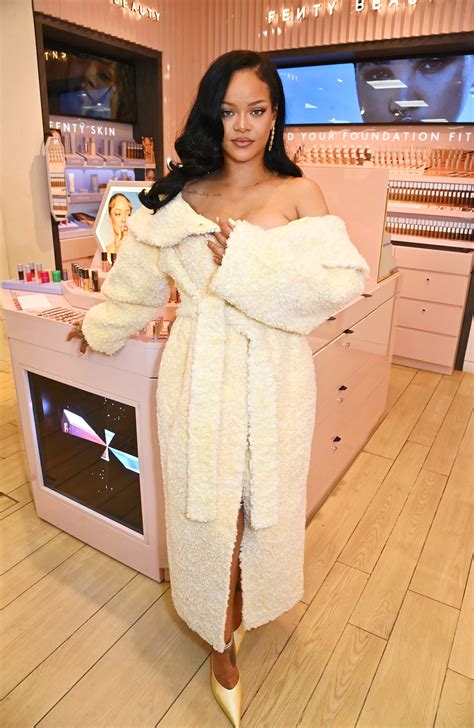 Rihanna Really Likes Having To Hold Up Her Clothes Right Now Go Fug