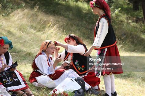 Koprivshtica의 National Folklore Fair의 전통 민속 의상을 입은 사람들 개성 개념에 대한 스톡 사진
