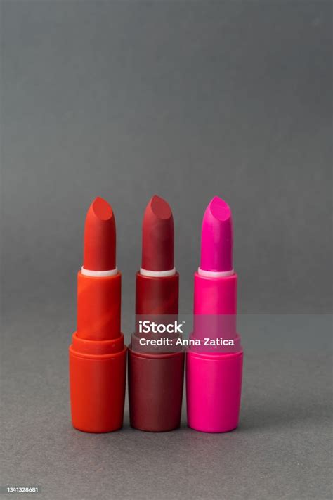 립스틱 럭셔리 사진 대부분의 클래식 립스틱은 어두운 회색 배경에 어두운 빨간색 밝은 분홍색과 선명한 빨간색을 색상 0명에 대한 스톡 사진 및 기타 이미지 Istock