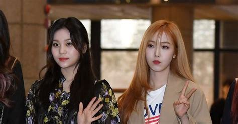 사진 여자친구 엄지 신비개성있는 공항패션
