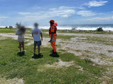 杜蘇芮掀浪！台東富岡漁港遊客觀浪拍照打卡 海巡急勸離 生活 自由時報電子報
