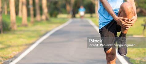 공원 야외에서 젊은 선수 남자 스트레칭 외부도로에 조깅에 대 한 준비 남성 러너 워밍업 아침에는 아시아 피트 니스 걷기 및 운동 웰빙 및 스포츠 컨셉 스트레칭에 대한 스톡