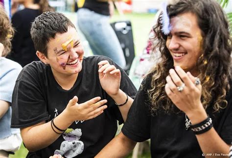 Rivm Jongeren Zitten Wat Lekkerder In Hun Vel