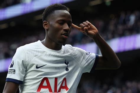 Angleterre Pape Matar Sarr Brille Avec Tottenham Hotspur