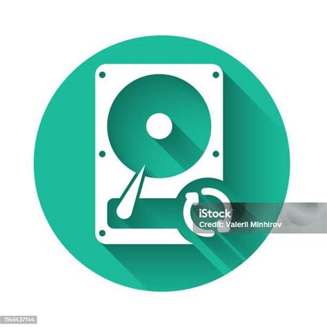 흰색 하드 디스크 드라이브 Hdd 동기화 새로 고침 아이콘 긴 그림자와 절연 녹색 원 버튼을 클릭 합니다 벡터 일러스트 0명에