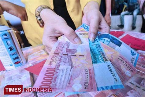 Rupiah Turun Terhadap Dolar AS Akibat Penurunan Ekspektasi Suku Bunga