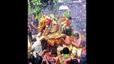 Madurai District Disallow Pressure Pumps While Spraying Water On Kallazhagar During Chithirai