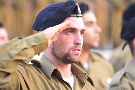 אף אחד לא יכול לצאת קצין מהניילון התפתחות הקצין הזוטר בחילות היבשה הקרביים