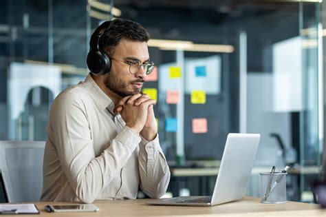 헤드폰을 착용하고 현대 사무실에서 노트북으로 작업하는 집중적인 사업가 경영자에 대한 스톡 사진 및 기타 이미지 경영자 계획 기업가 Istock