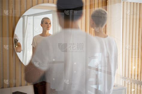 男人选择衣服，女孩在镜子里看衣服