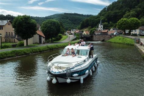 Un Crucero Fluvial Por Los Canales De Francia Pilotando El Barco Tú Mismo